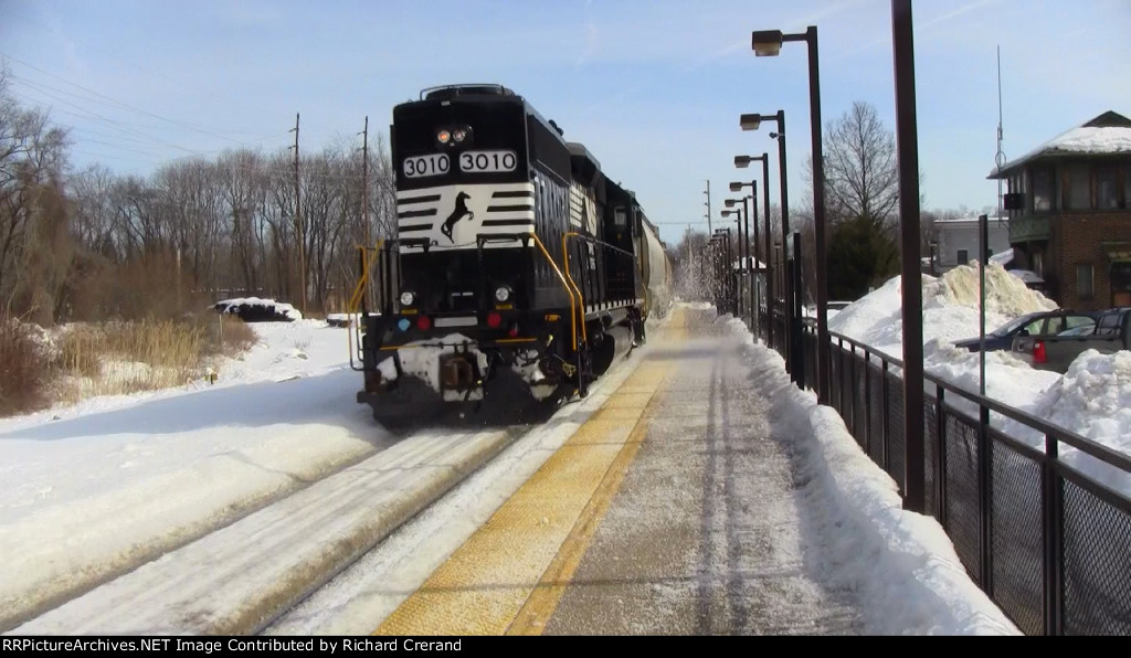 GP40-2 3010 Trailing on H-02